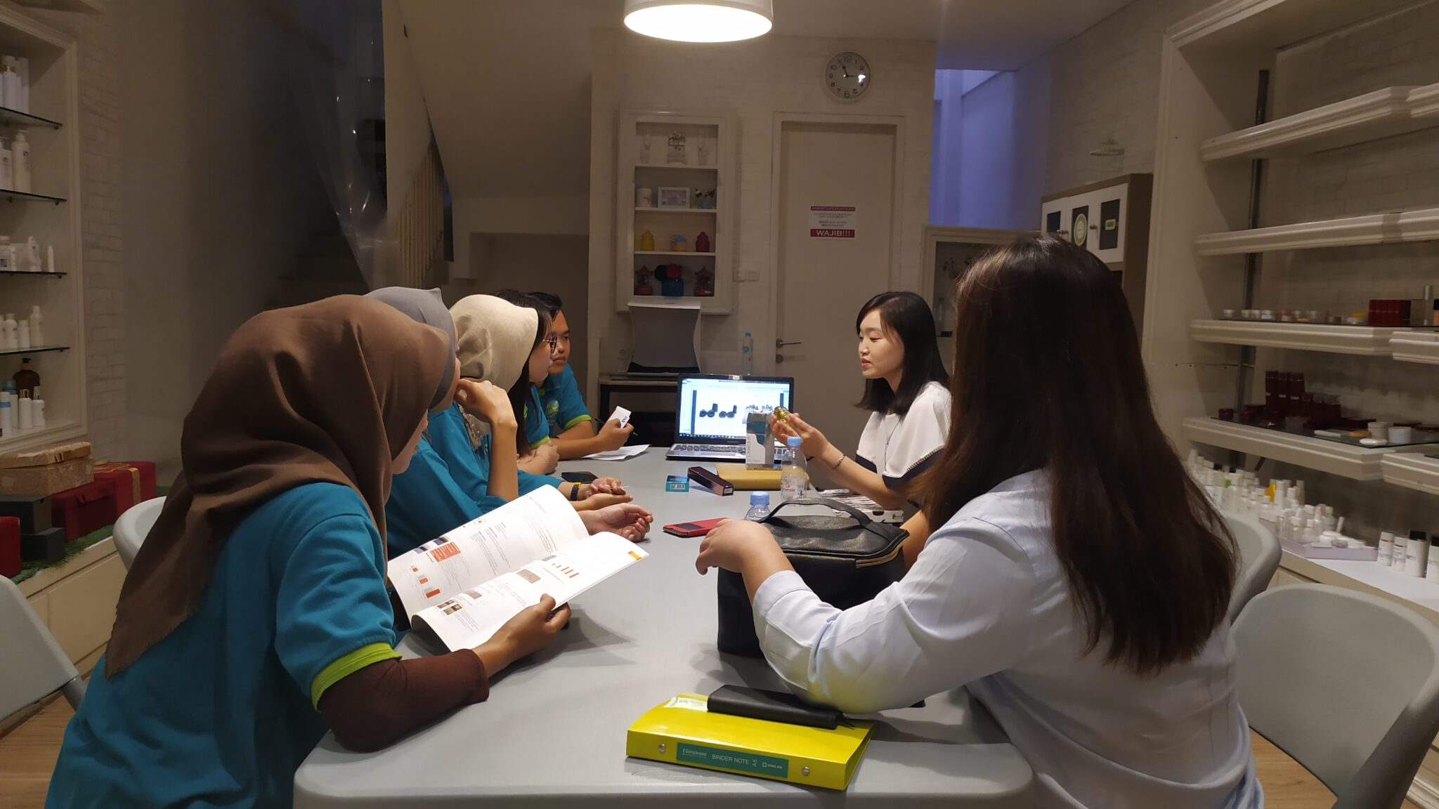 Jasa Maklon: Definisi, Cara Kerja, Biaya dan Keutungannya